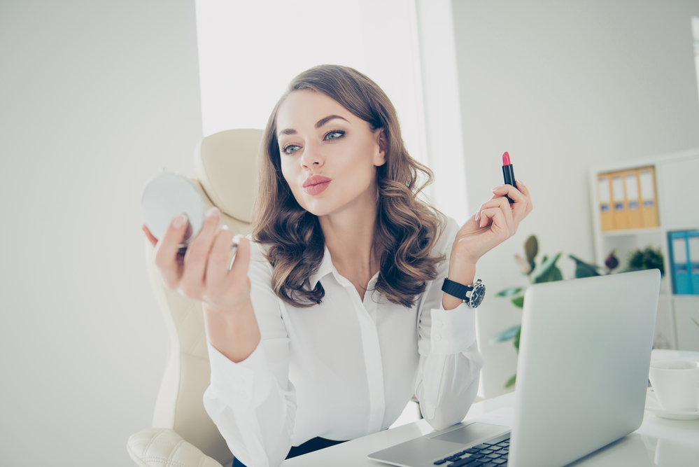 9 Beauty Staples You Need in Your Office Makeup Bag - Best Finance Blog